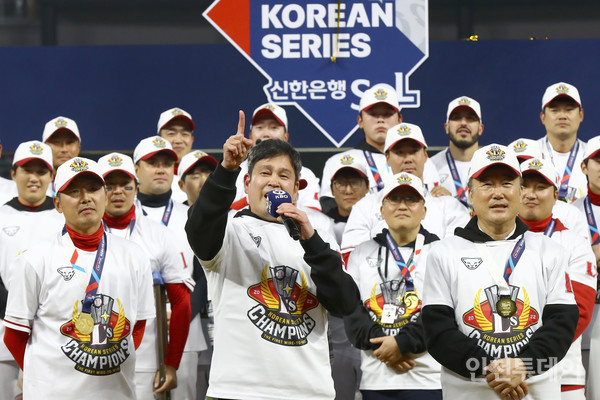 SSG, FA 거물 포수 선물하나... 정용진 "기다려보세요"