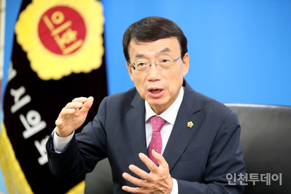 [단독] 허식 인천시의원, 공무원들에게 아들 청첩장··· 행동강령 위반